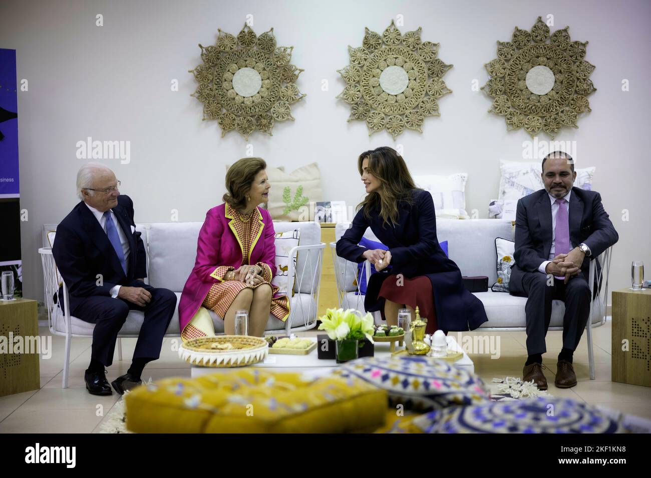 Amman, Jordanien. 15th Nov, 2022. Queen Rania of Jordan with King Carl ...