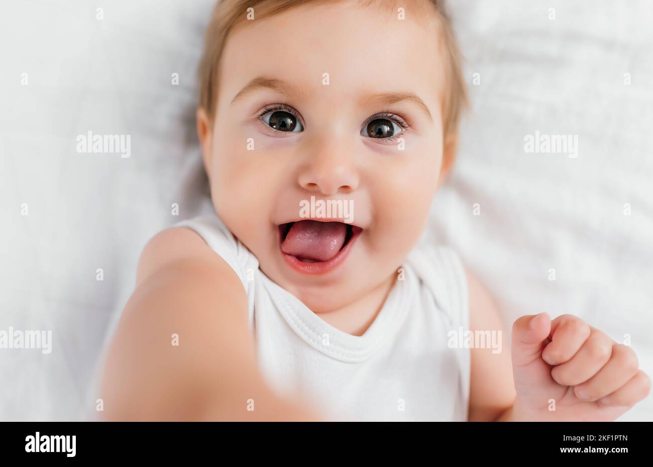 Boy girl child pretty handsome camera hi-res stock photography and images - Alamy
