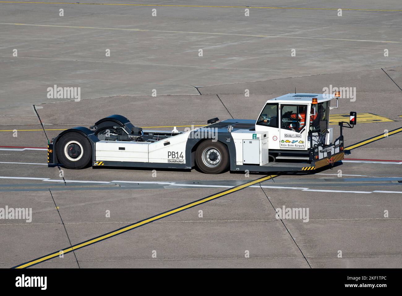 Pushback tractor hi-res stock photography and images - Alamy
