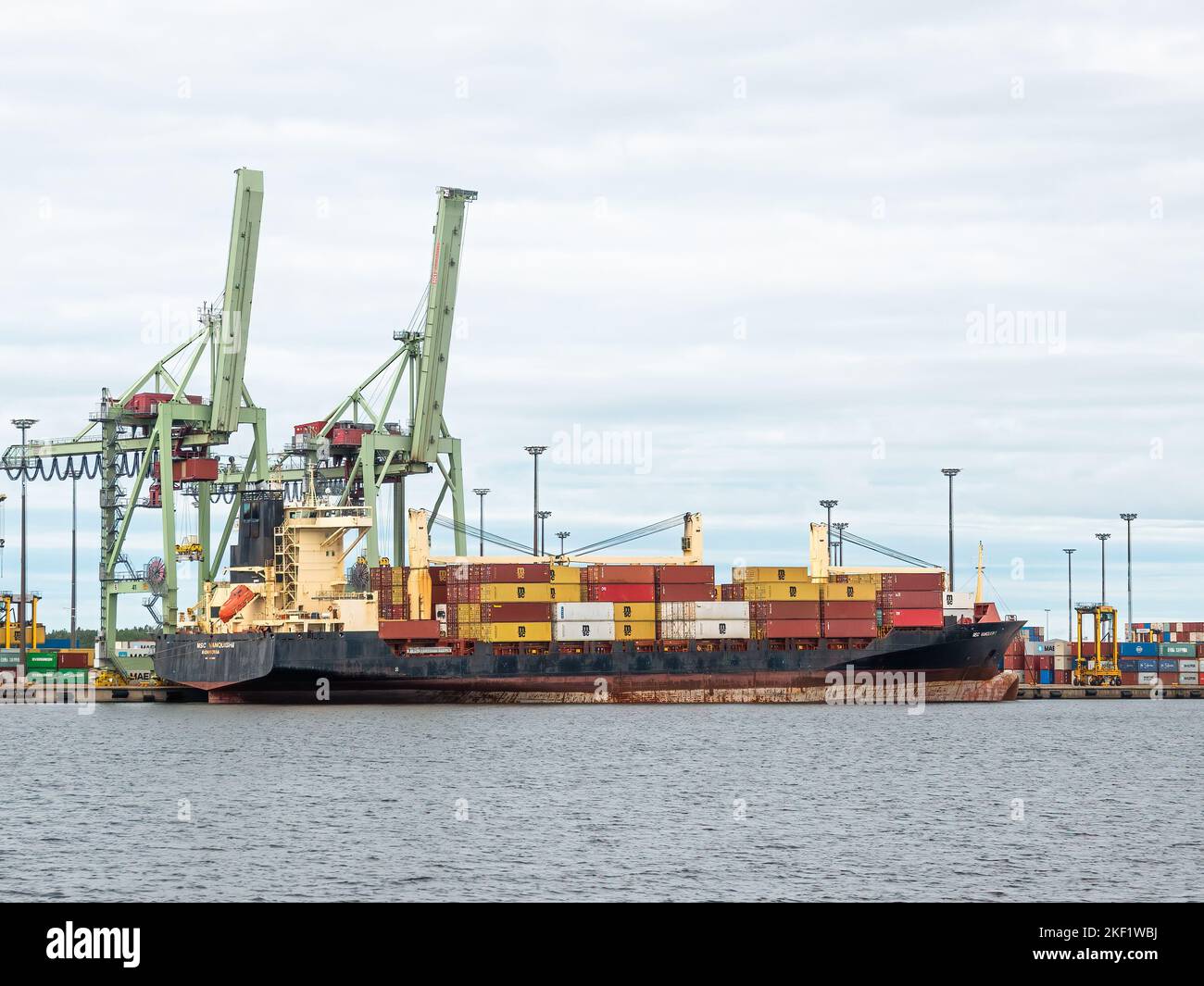 ships in port Stock Photo - Alamy