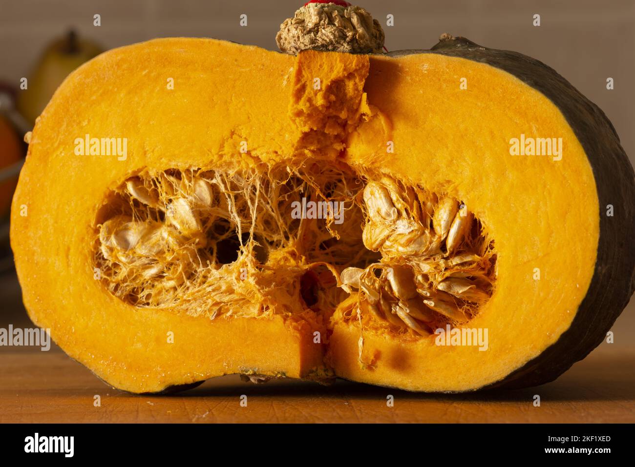 zucca tagliata a metà Stock Photo - Alamy