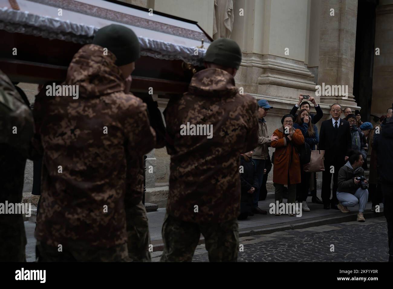 Ukrainian soldiers seen carrying Tsengs coffin. Memorial service ...