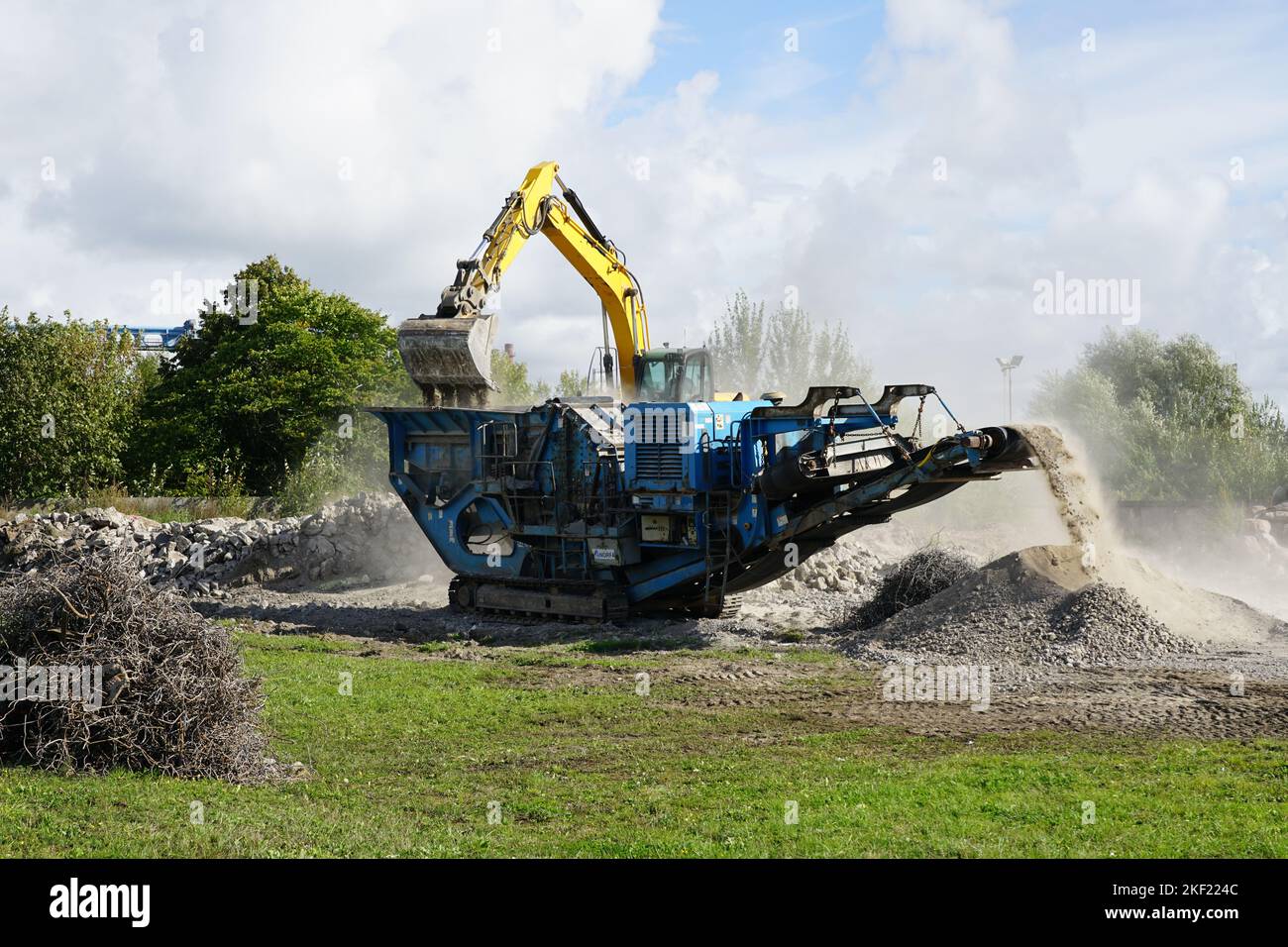 Mobile concrete and reinforced concrete construction debris crushing ...