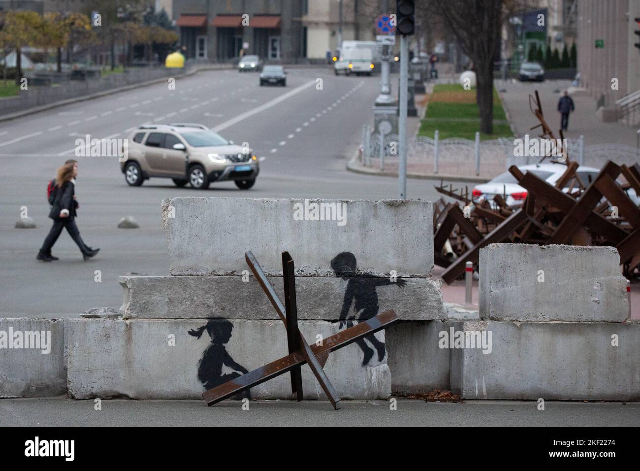 Banksy kid hi-res stock photography and images - Alamy