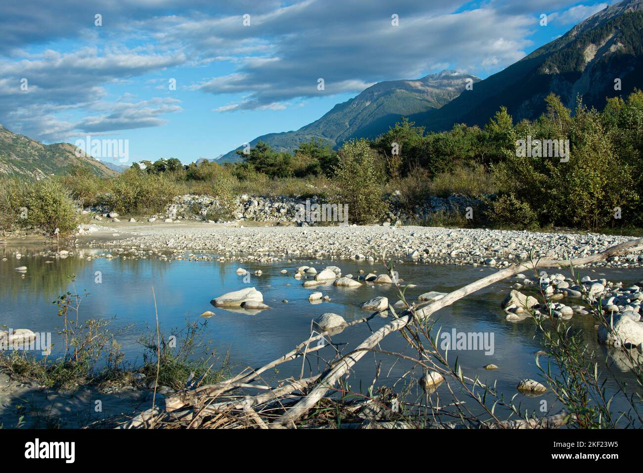 Die ungezähmte Rhone beim Walliser Pfynwald Stock Photo - Alamy