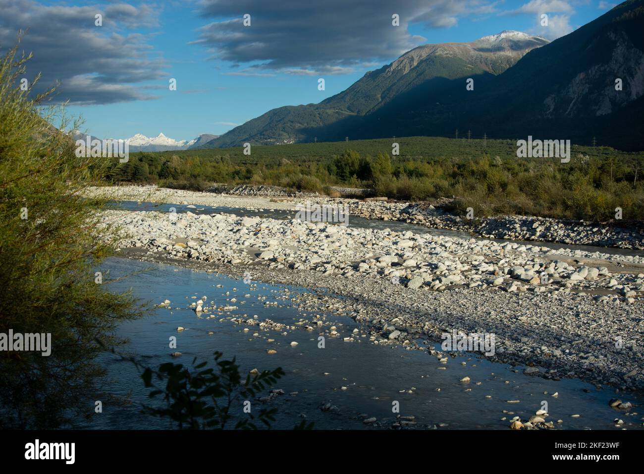 Die ungezähmte Rhone beim Walliser Pfynwald Stock Photo - Alamy