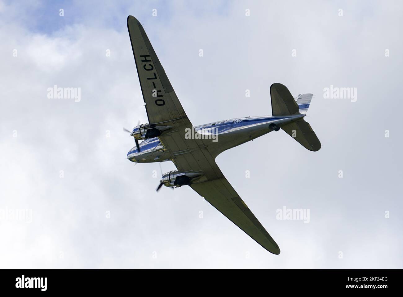 Bottom view passenger aircraft hi-res stock photography and images - Alamy