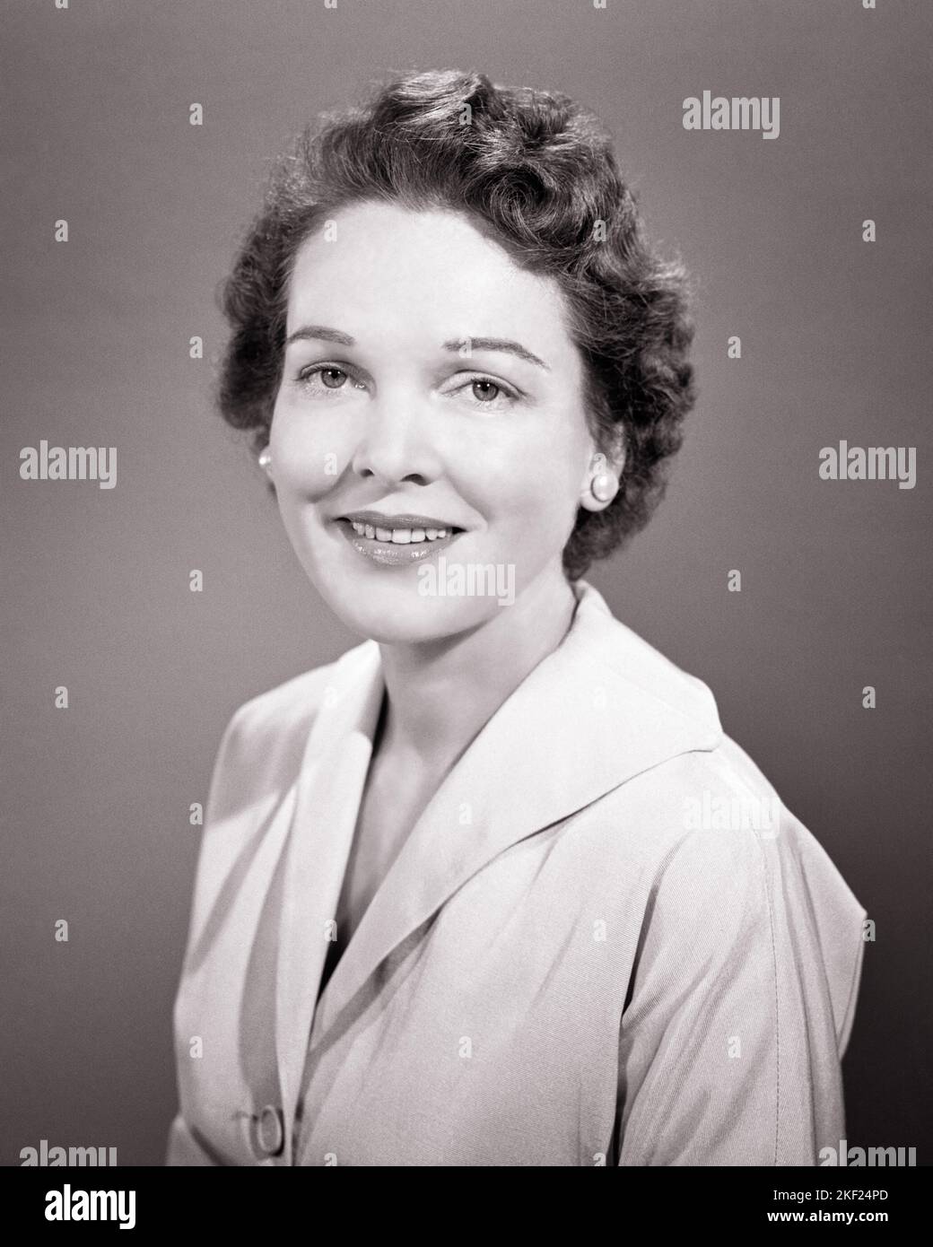 1950s PORTRAIT SMILING BRUNETTE WOMAN LOOKING AT CAMERA - g1784 HAR001 ...