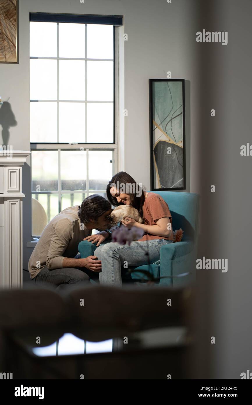 Family snuggling night hi-res stock photography and images - Alamy