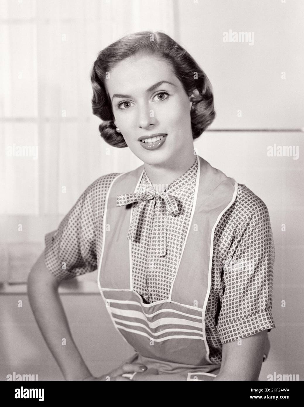 1950s housewife woman wearing apron hi-res stock photography and images ...