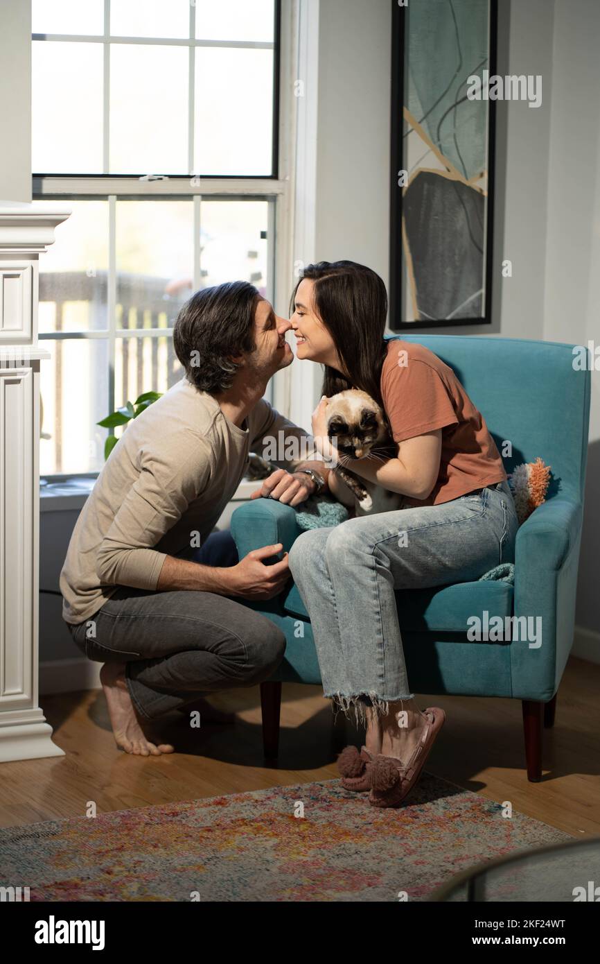 Family snuggling night hi-res stock photography and images - Alamy