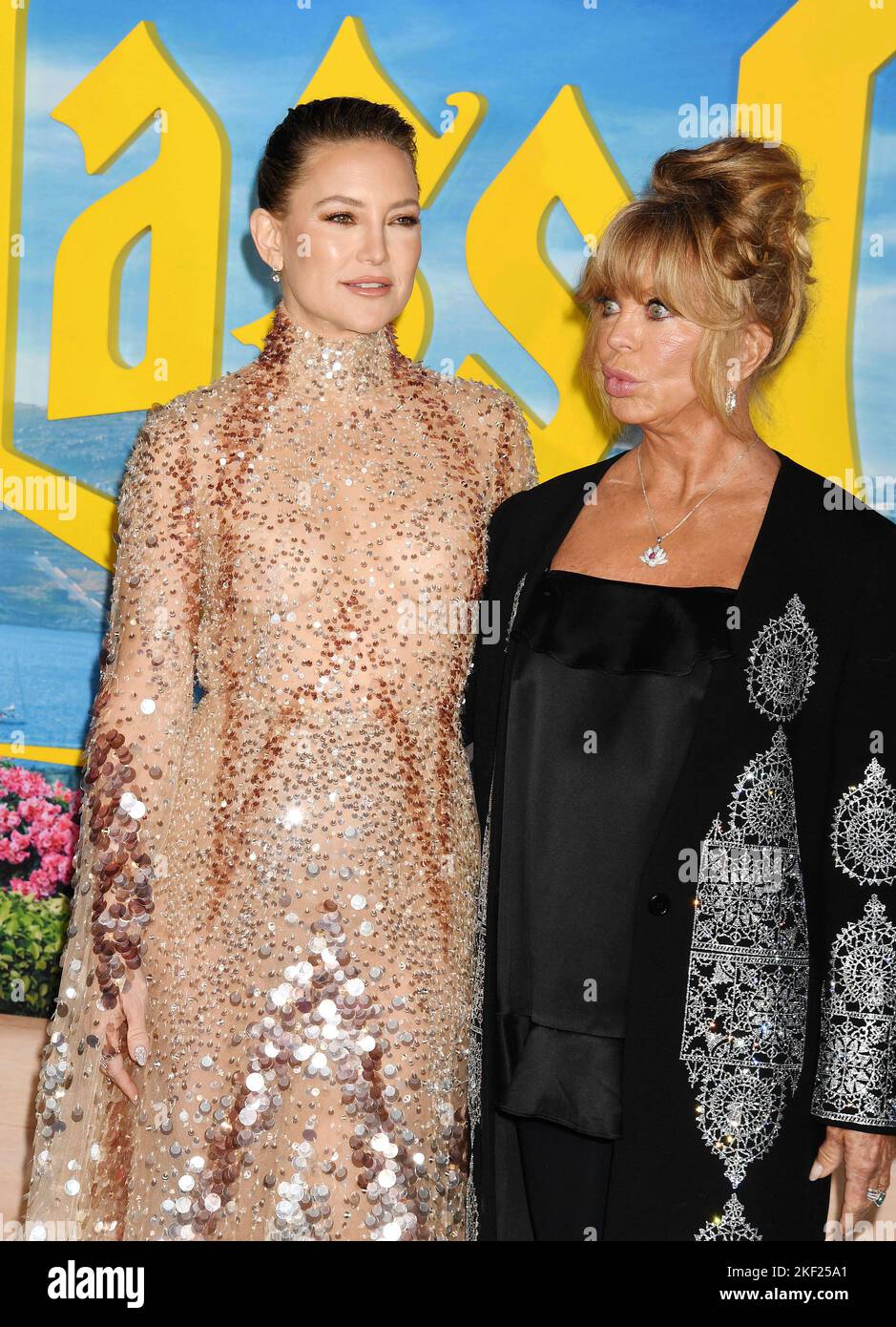 LOS ANGELES, CALIFORNIA - NOVEMBER 14: (L-R) Kate Hudson and Goldie ...