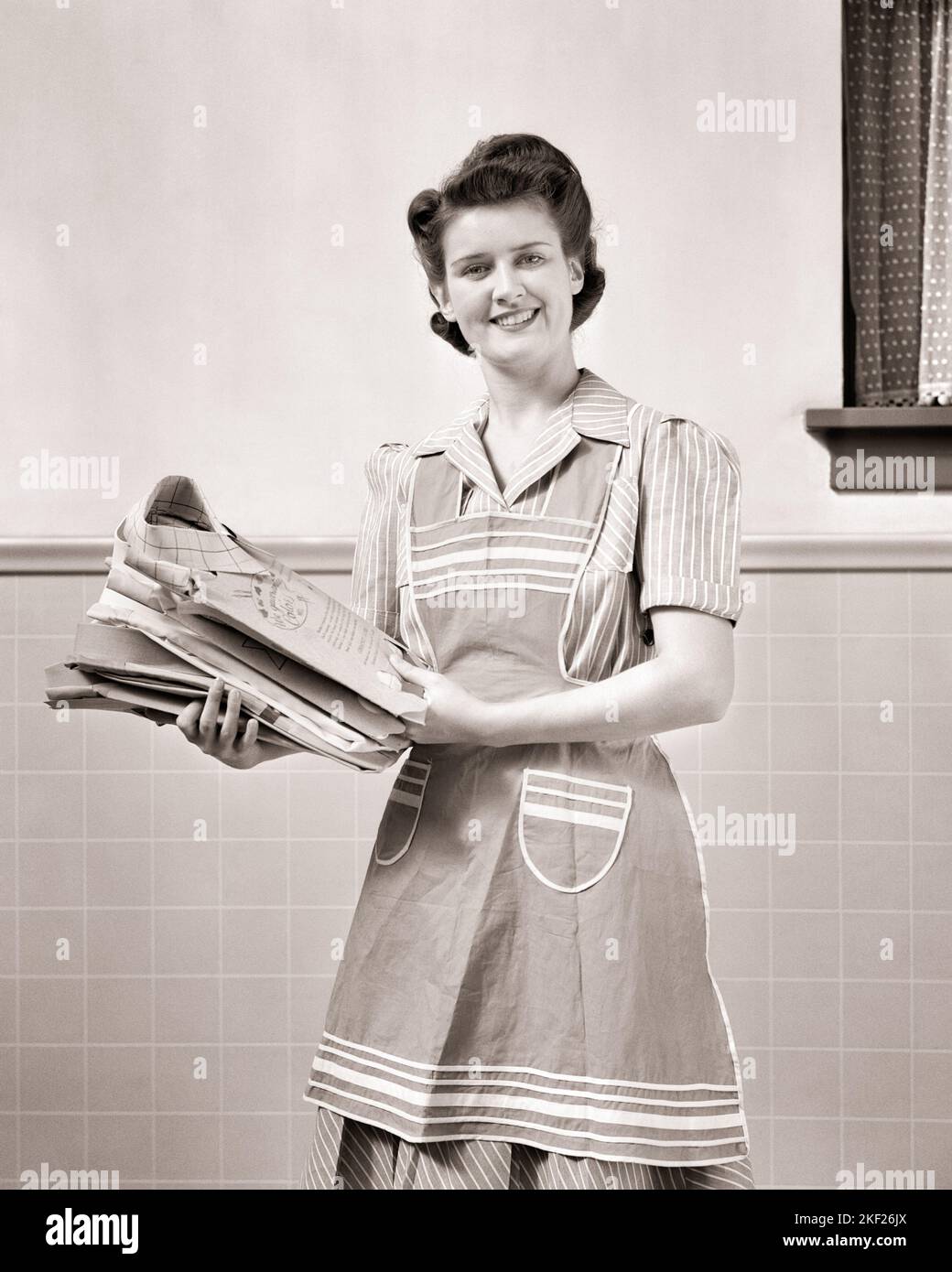 1940s housewife hi-res stock photography and images - Alamy