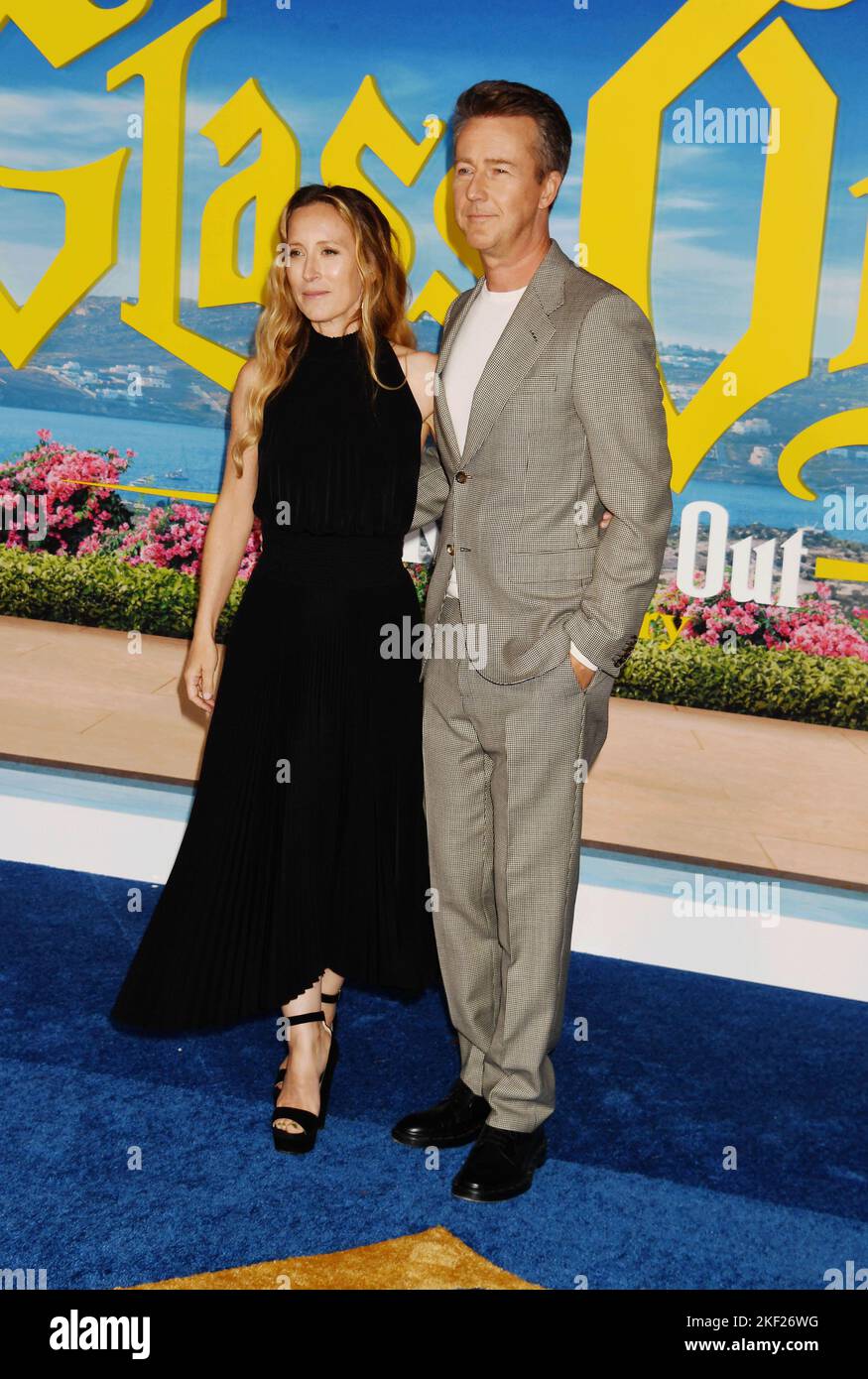 LOS ANGELES, CALIFORNIA - NOVEMBER 14: (L-R) Shauna Robertson and ...