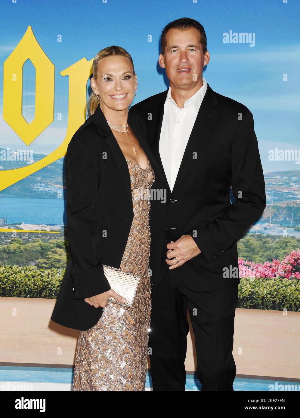 LOS ANGELES, CALIFORNIA - NOVEMBER 14: (L-R) Molly Sims and Netflix ...