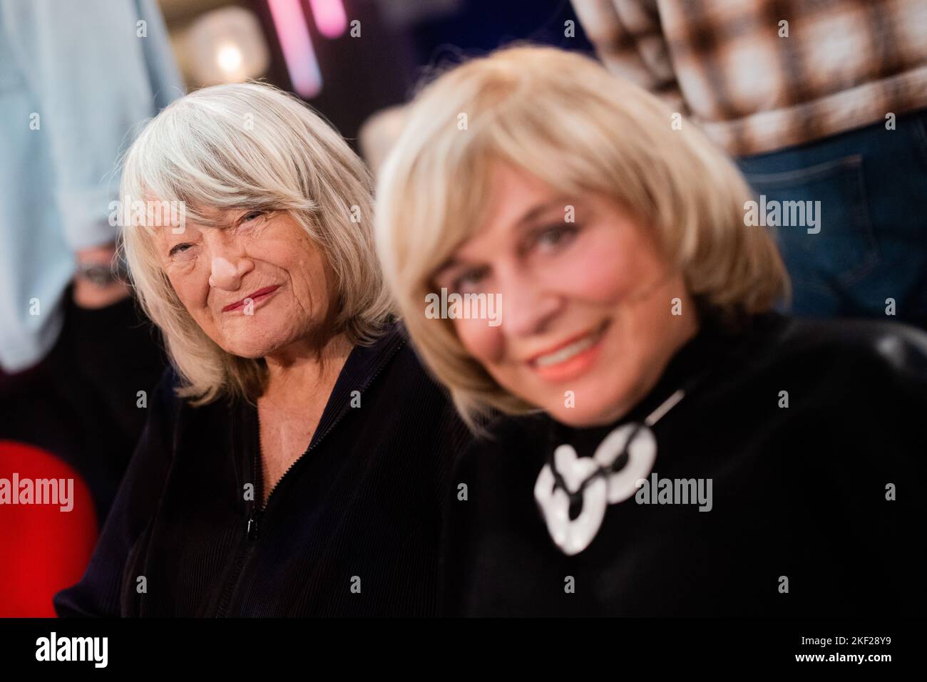Cologne, Germany. 15th Nov, 2022. Mary Roos (r), pop singer, and Alice ...
