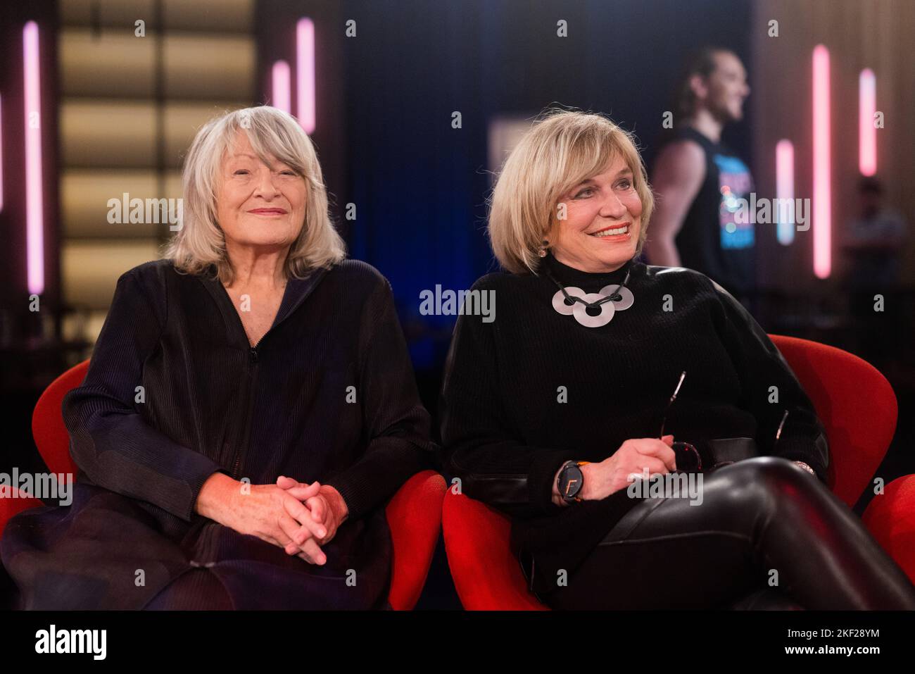 Cologne, Germany. 15th Nov, 2022. Mary Roos (r), pop singer, and Alice ...