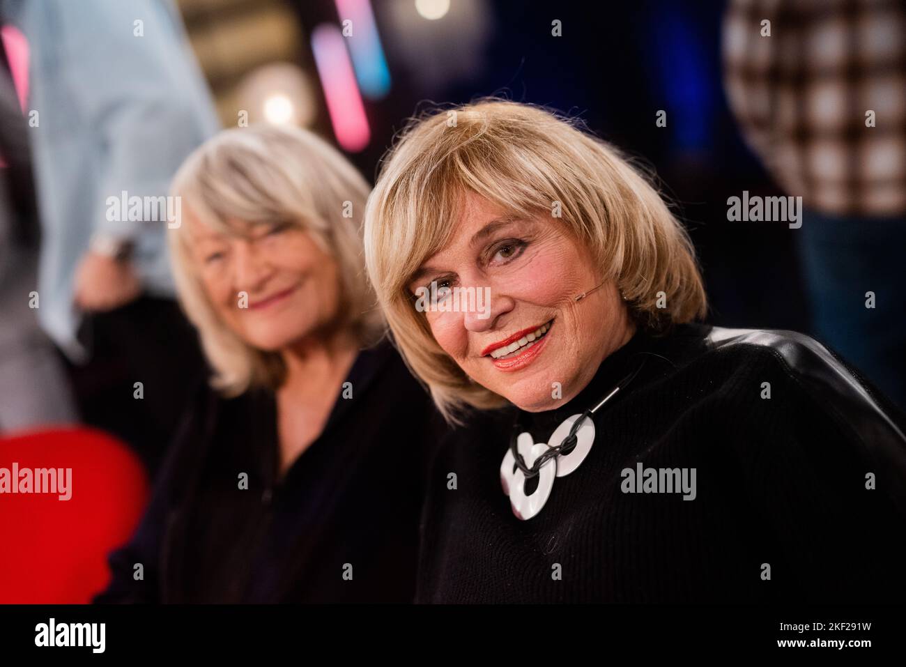 Cologne, Germany. 15th Nov, 2022. Mary Roos (r), pop singer, and Alice ...