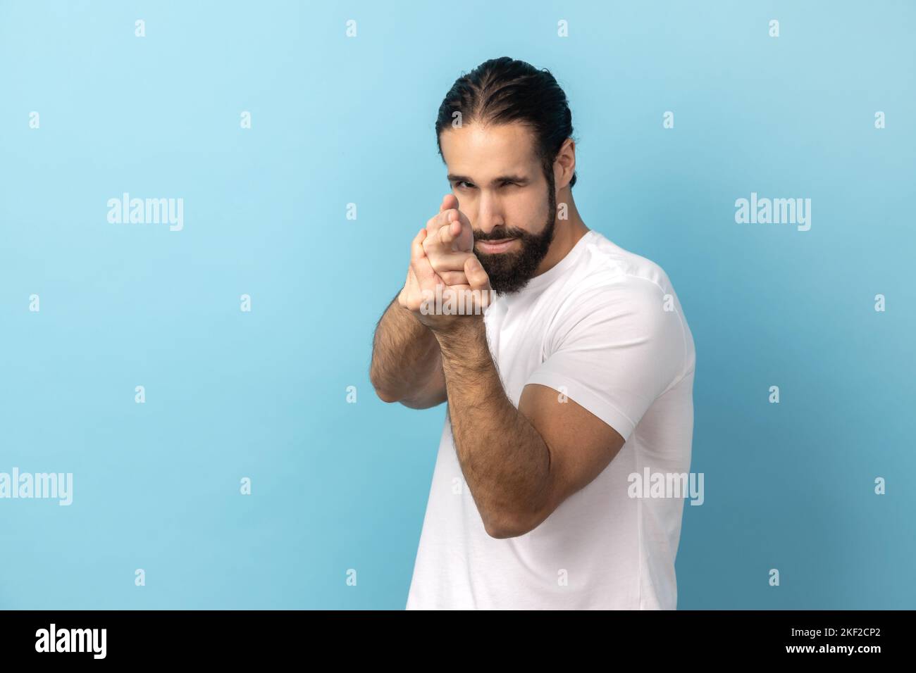 Hand gun pointing target hi-res stock photography and images - Alamy