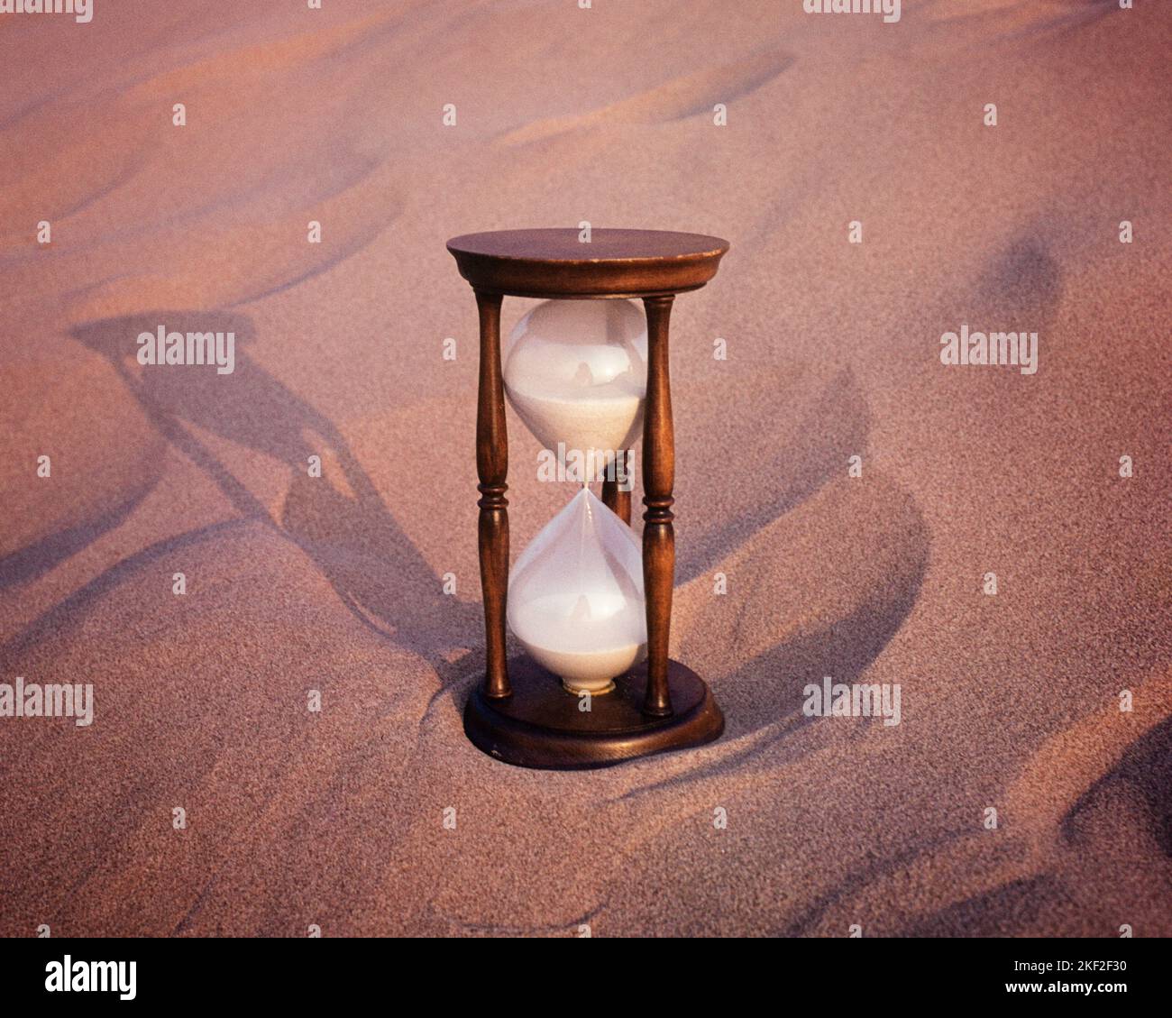 Hourglass symbol passage time hi-res stock photography and images - Alamy