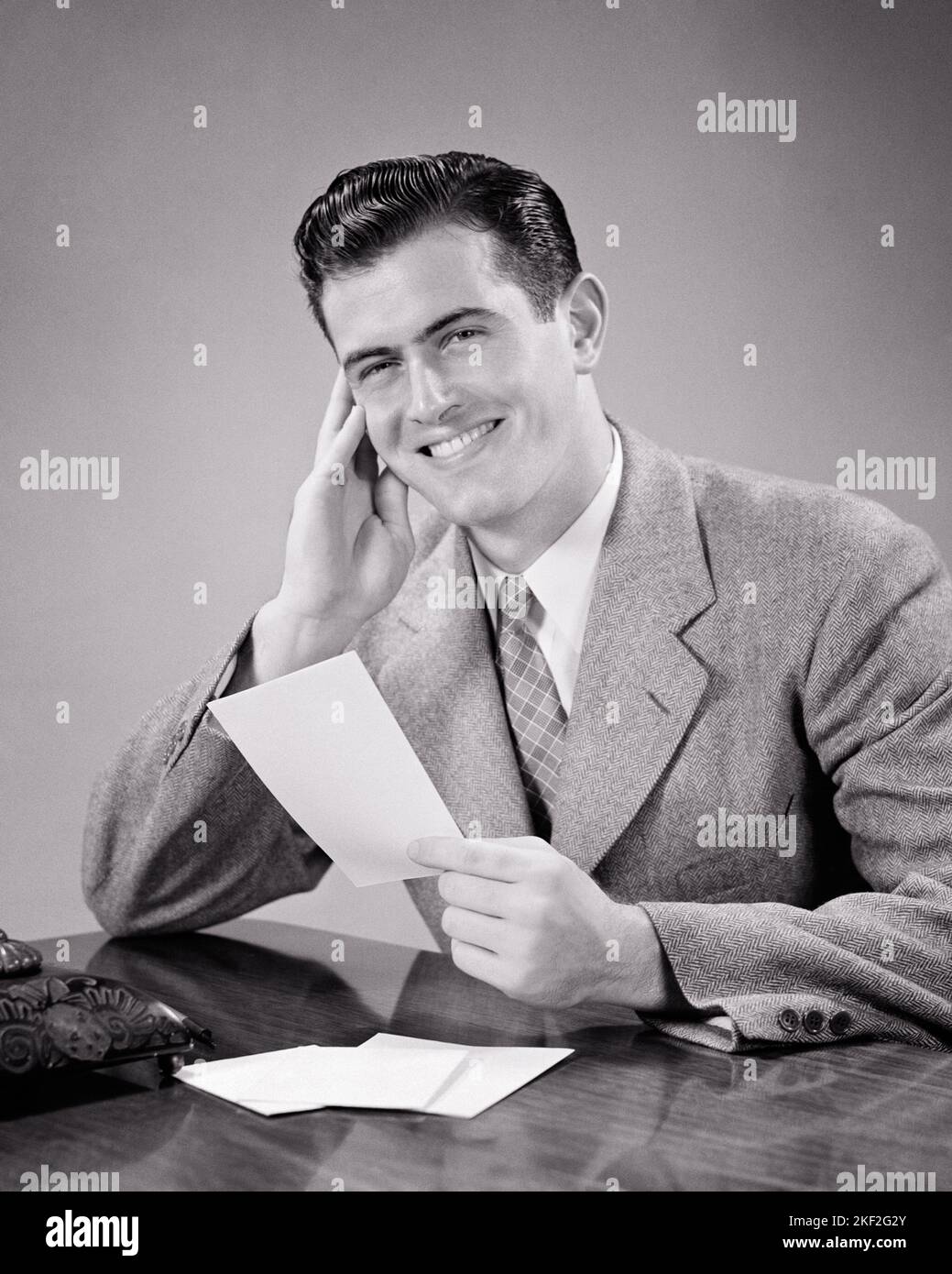 Man wearing suit 1940s hi-res stock photography and images - Alamy