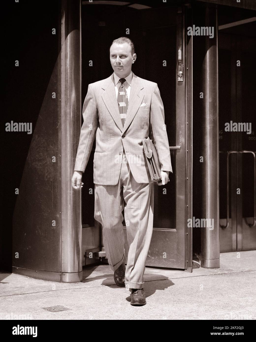 Businessman full length 1940s hi-res stock photography and images - Alamy