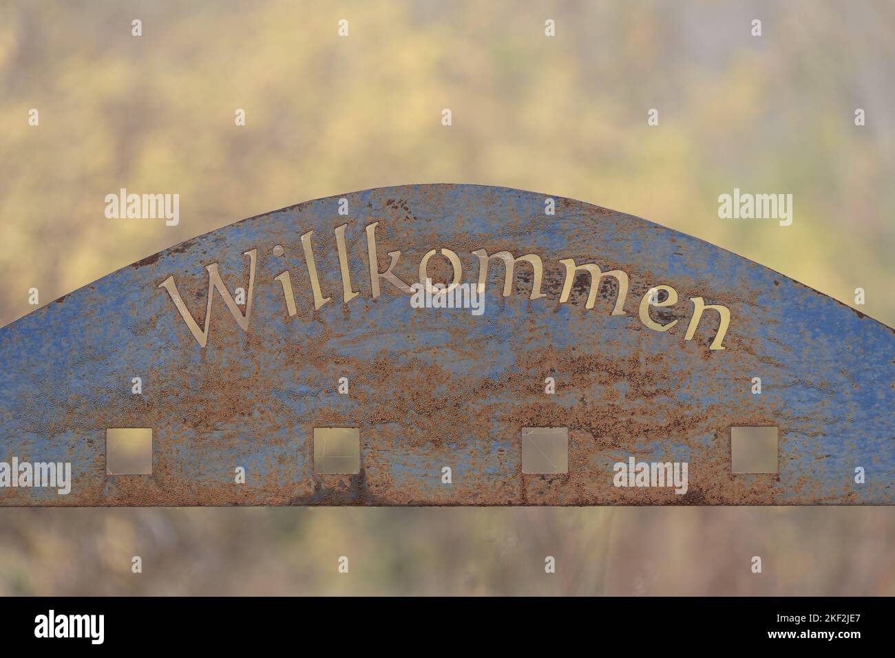 old rusty sign board willkommen (welcome Stock Photo - Alamy