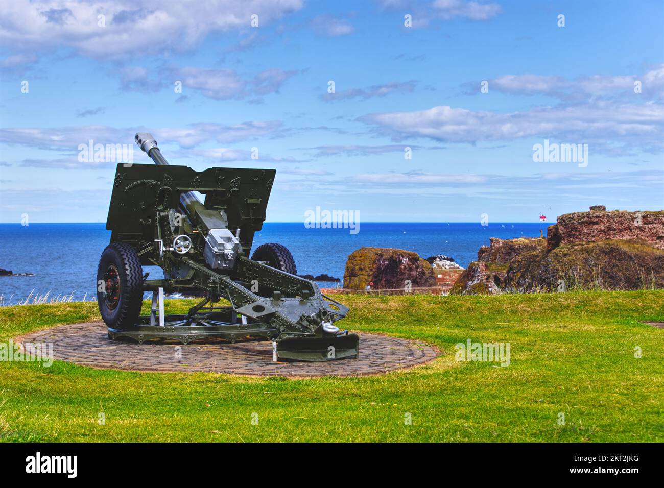 A 25-pounder British military field artillery gun on the coastline ...