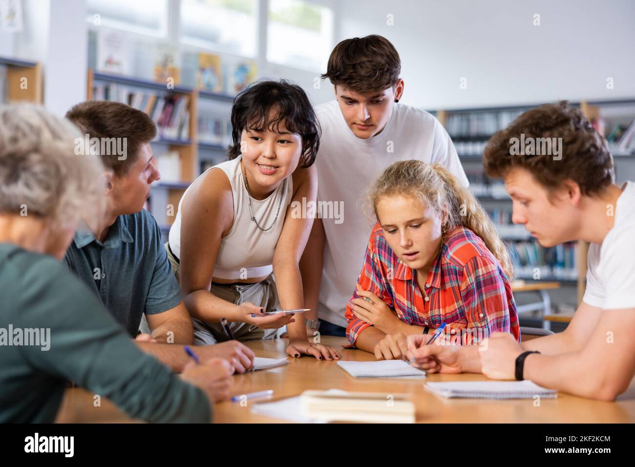 Children working in library hi-res stock photography and images - Alamy
