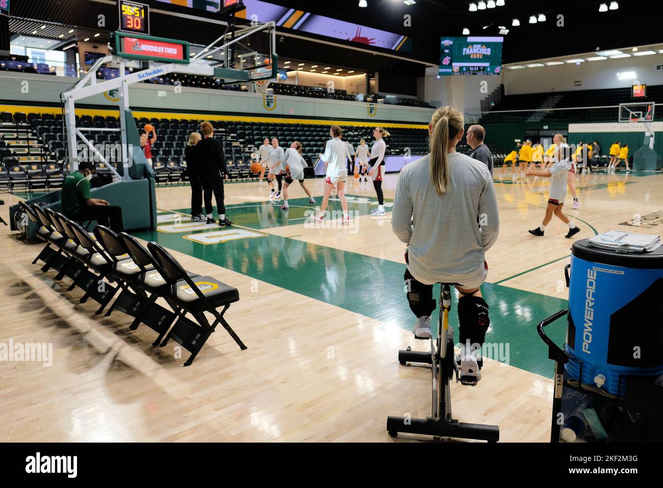 Basketball practice sports warm up hi-res stock photography and images ...
