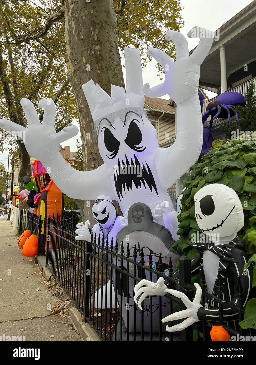 Halloween ghost greeting folks in the Kensington residential ...
