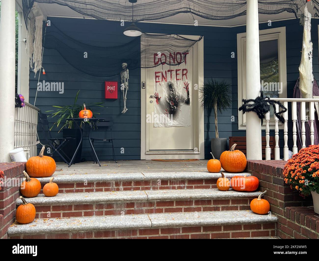 Knock on door scary hi-res stock photography and images - Alamy