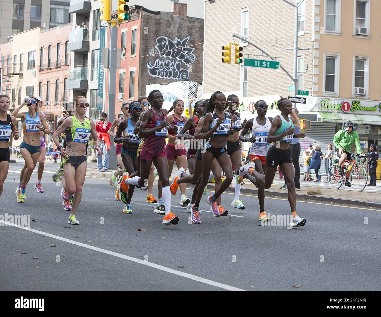 2022 TCS New York City Marathon runners cruise up 4th Avenue through ...
