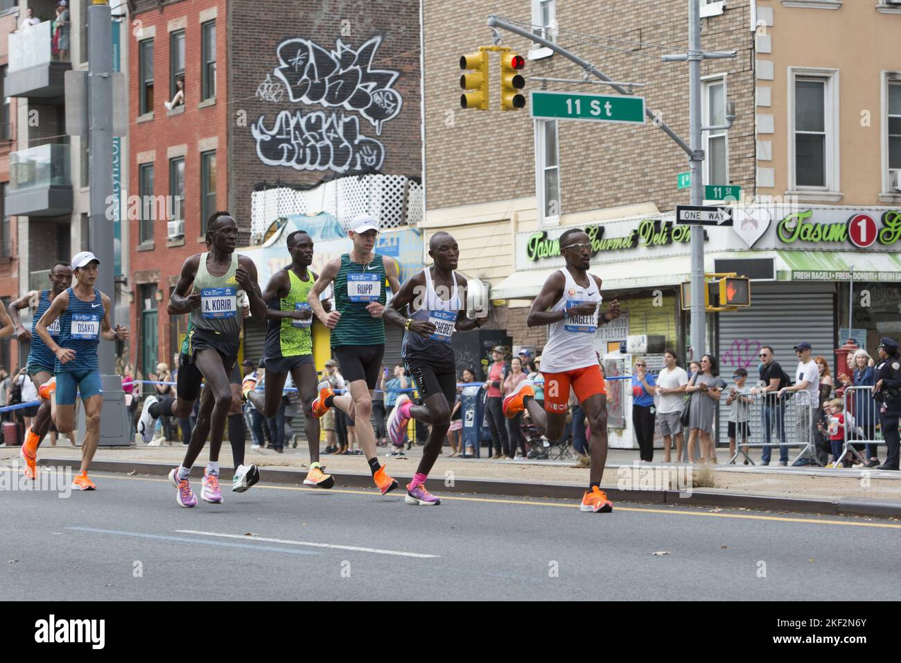 2022 TCS New York City Marathon runners cruise up 4th Avenue through ...