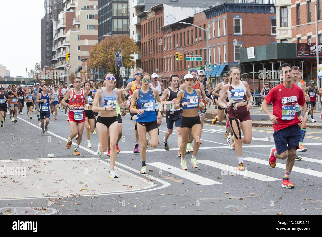2022 TCS New York City Marathon runners cruise up 4th Avenue through ...