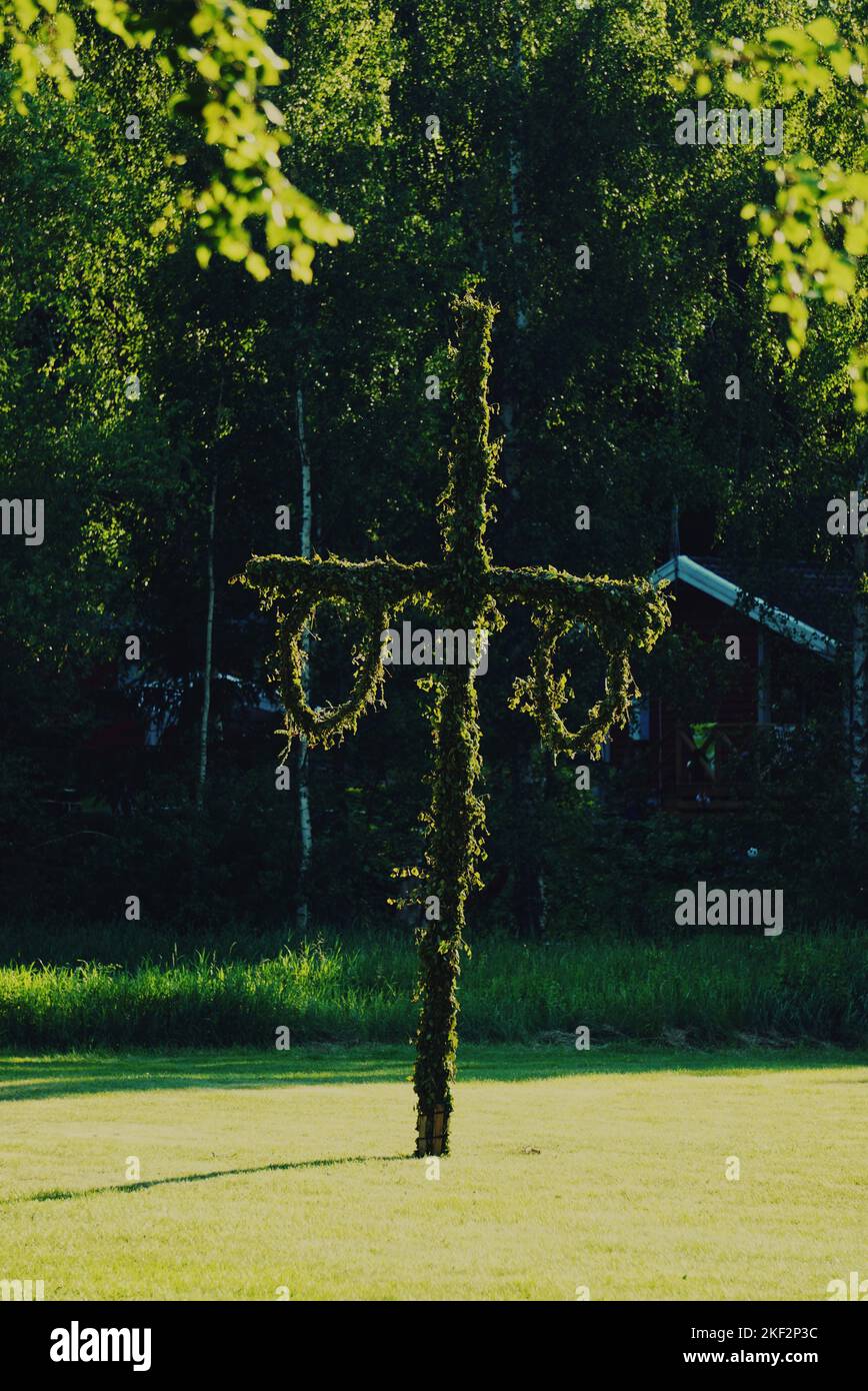 a maypole in the middle of a field Stock Photo - Alamy