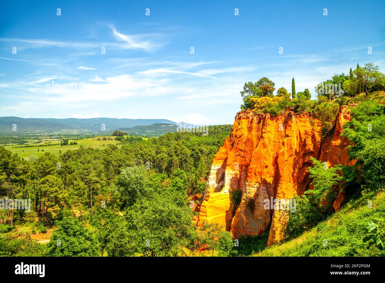Historical city of Roussillon, France Stock Photo - Alamy