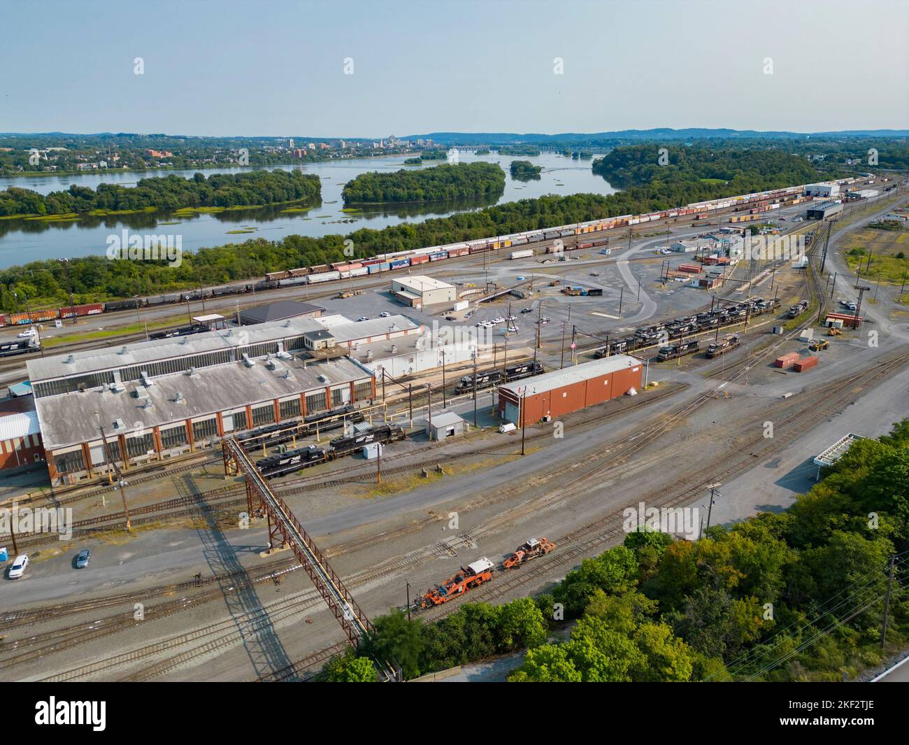 Water train tracks hi-res stock photography and images - Alamy