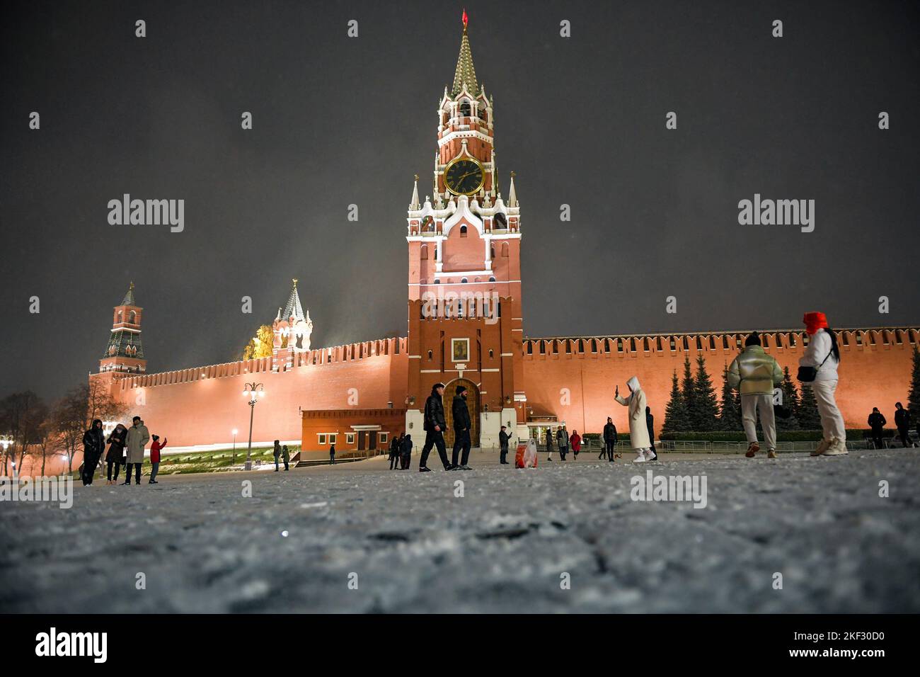 Moscow, Russia. 15th Nov, 2022. People walk in snowfall on Red Square ...