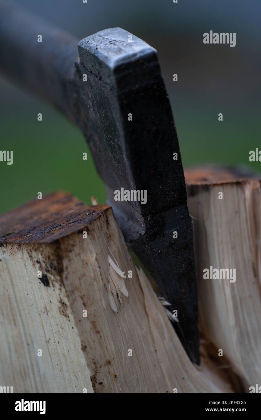 An axe cutting through log Stock Photo - Alamy