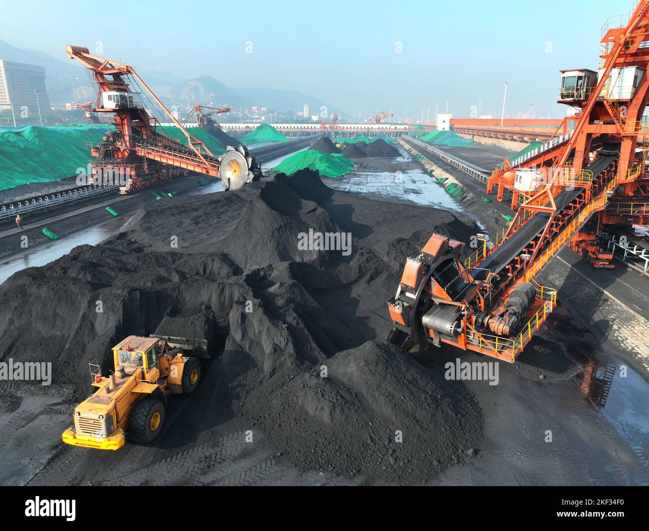 Coal ship hi-res stock photography and images - Alamy