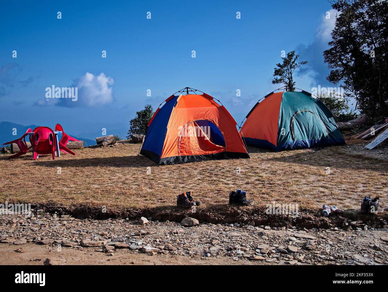Camping site in Himalaya mountains above the valley Stock Photo - Alamy