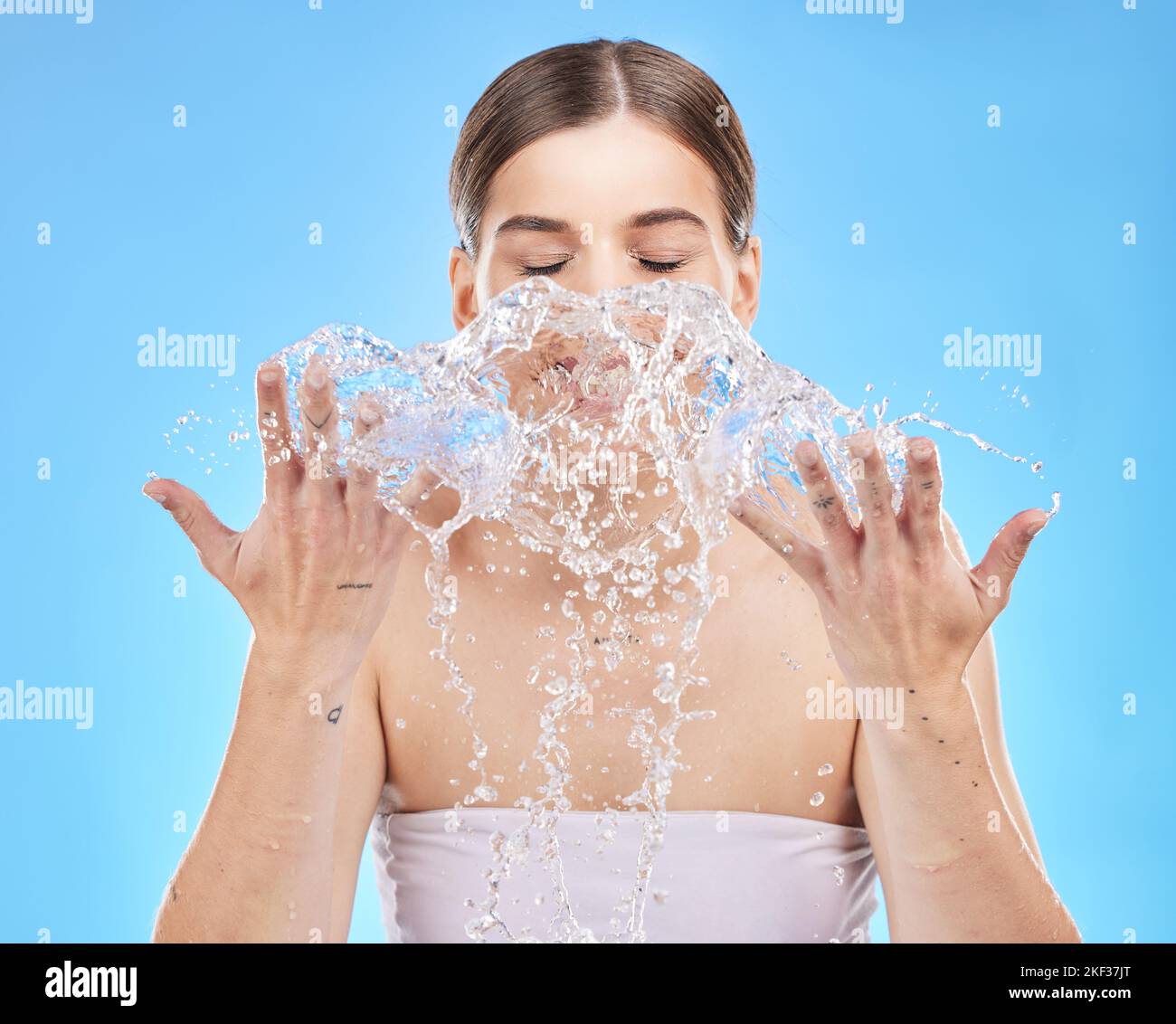 Young woman face in water hi-res stock photography and images - Alamy