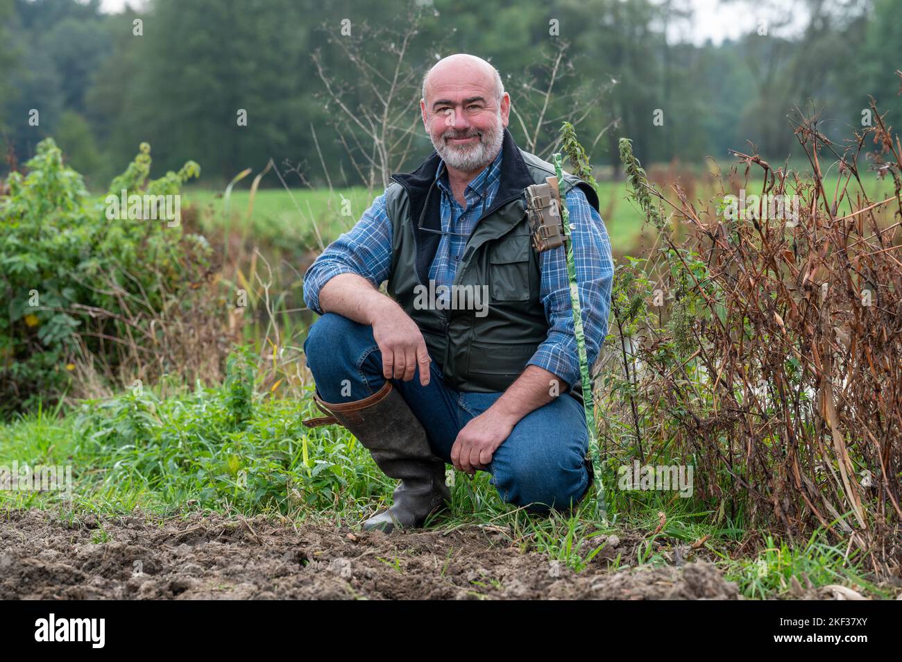 PRODUCTION - 11 October 2022, Bavaria, Bodenwöhr: Peter Ertl, otter ...