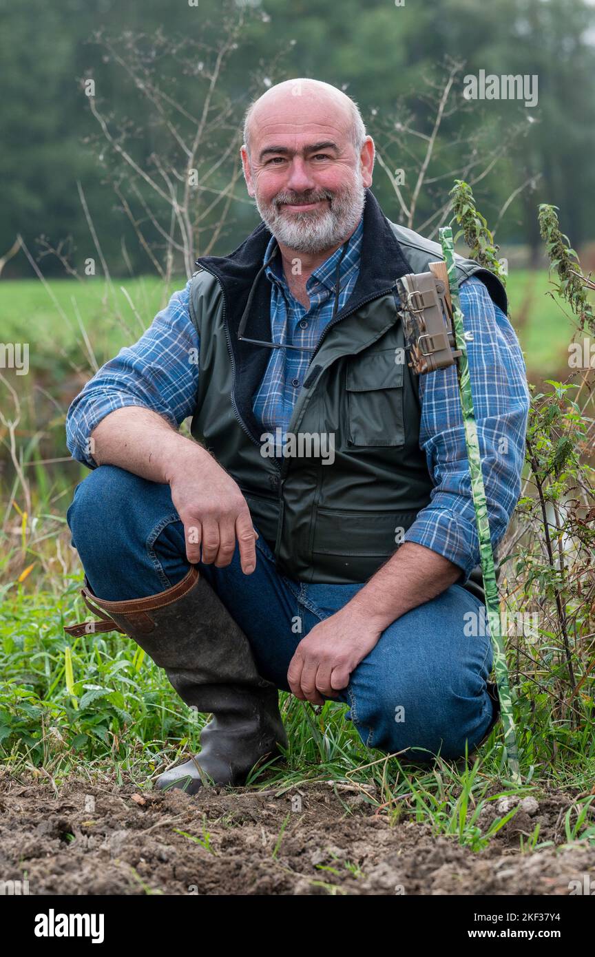 PRODUCTION - 11 October 2022, Bavaria, Bodenwöhr: Peter Ertl, otter ...