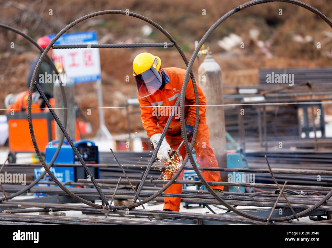 Workers are stepping up the production of pile foundation reinforcement ...