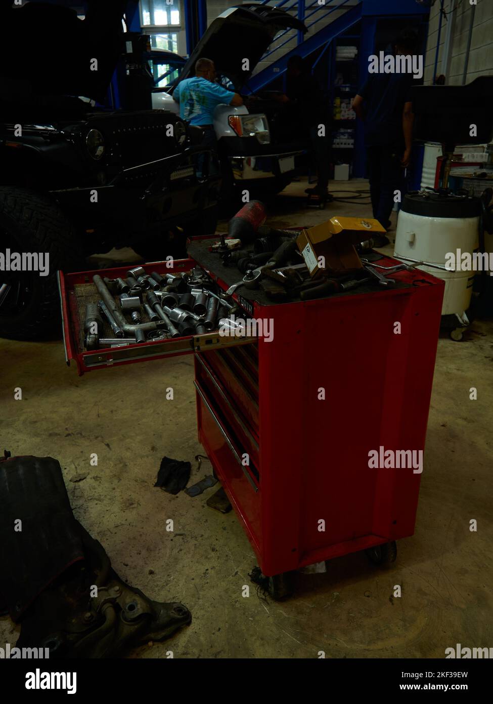 Professional mechanics workshop where automotive mechanics engineers ...