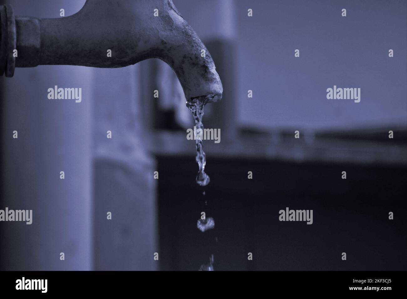 Freezing motion of water dropping from tap Stock Photo - Alamy