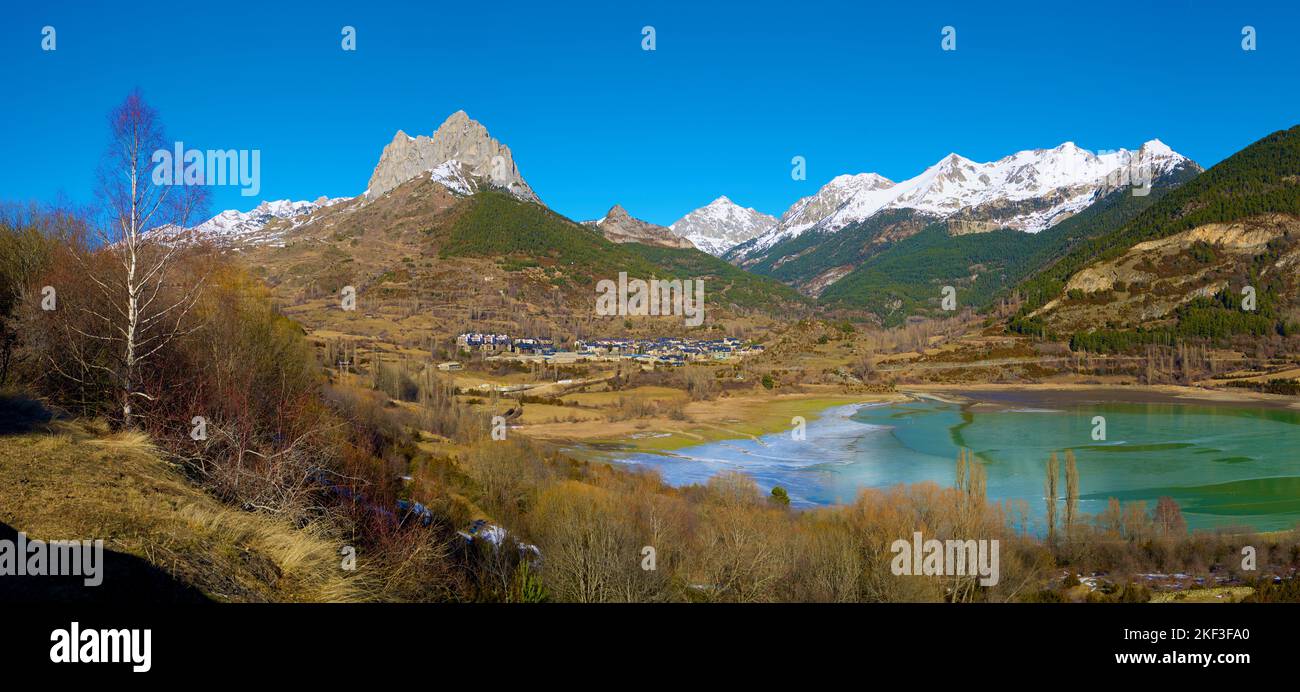 Salient de Gallego village and mountains in the Pyrenees, Tena Valley ...