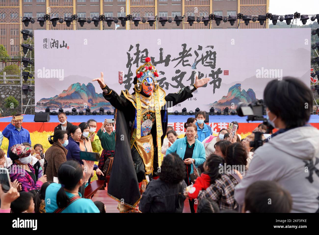 A folk artist performed the unique skill of "Bian lian" at close range ...